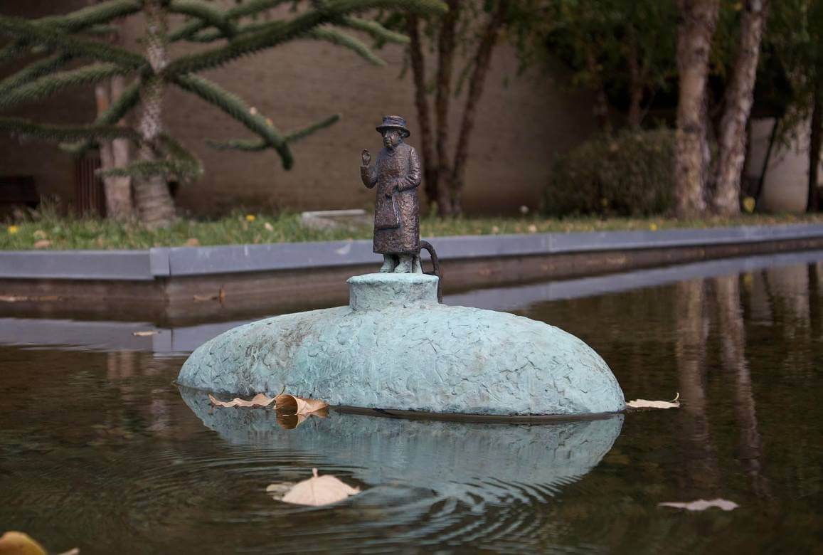 The Mysterious Kolodko Mini-Statue: Queen Elizabeth II on a Submarine ...